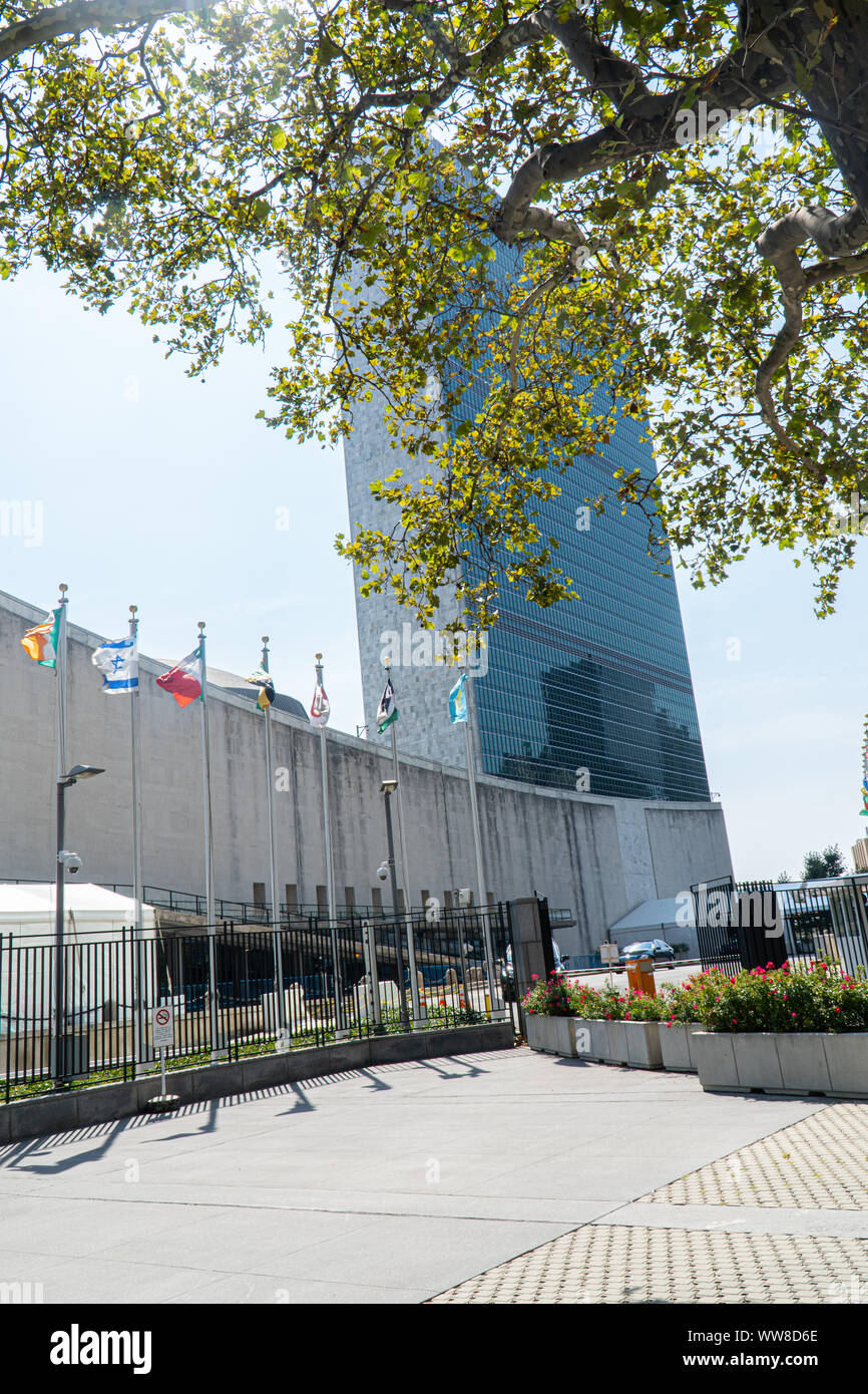The beautiful United Nations Headquaters building (The Secretariat ...