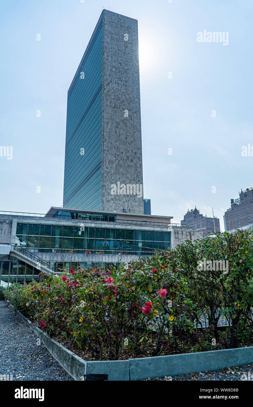 The beautiful United Nations Headquaters building (The Secretariat ...