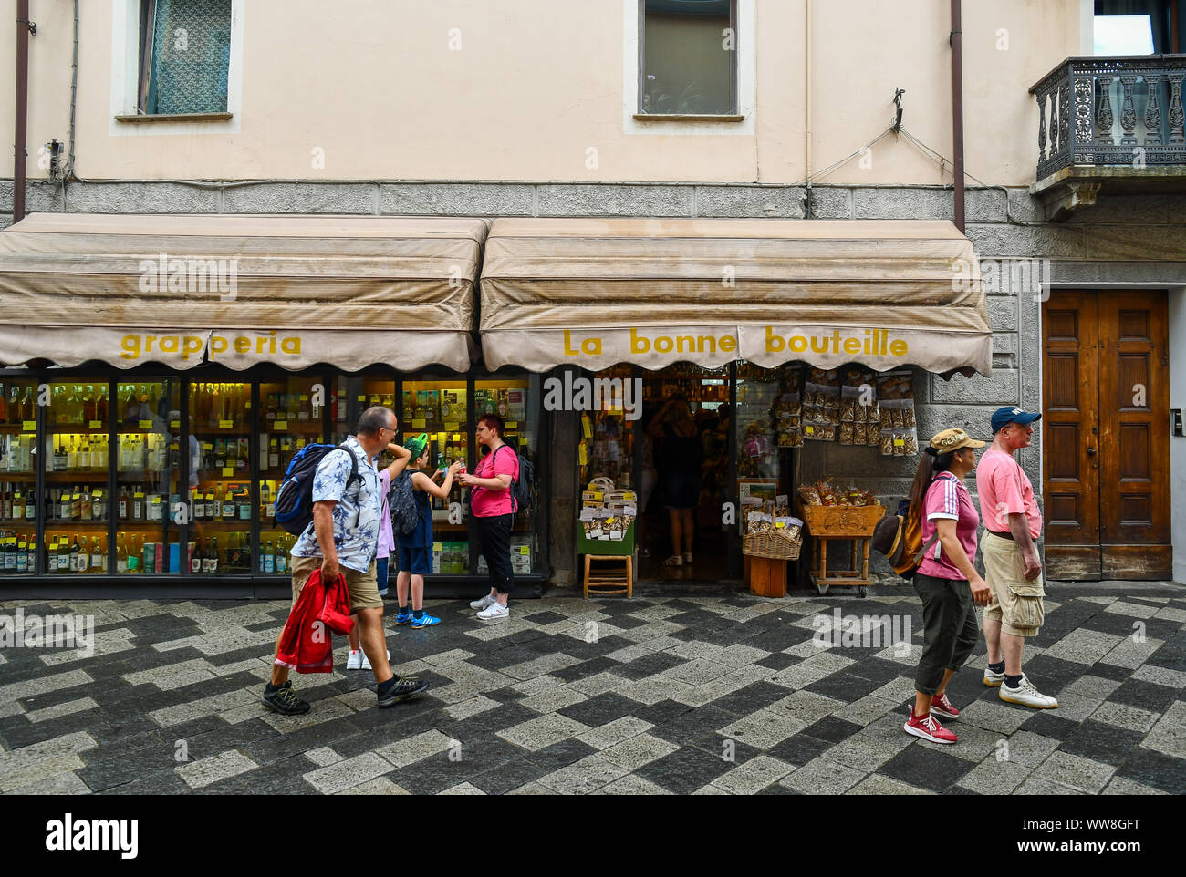 Liquor store exterior hi-res stock photography and images - Alamy