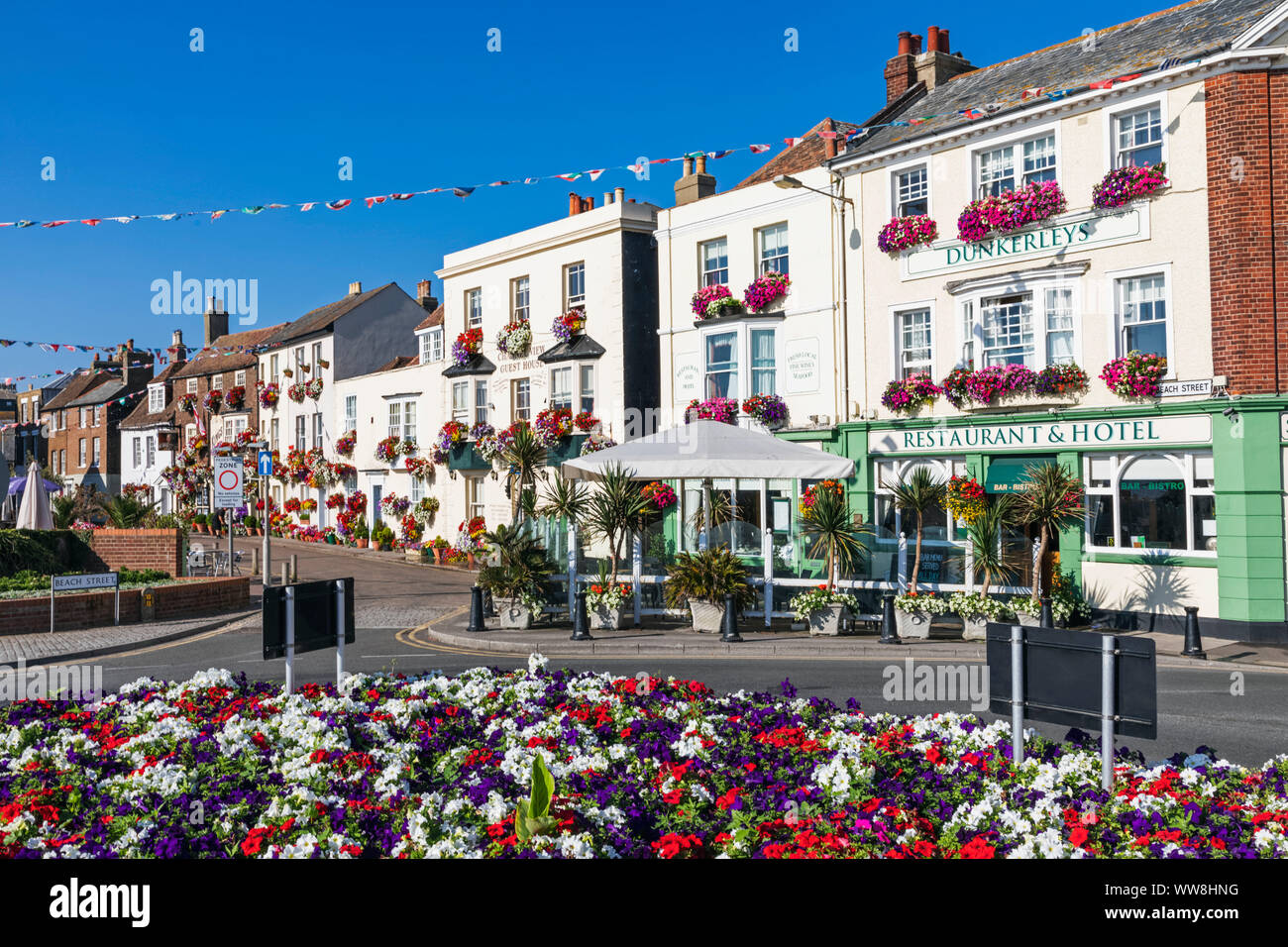 Colourful beaches hi-res stock photography and images - Alamy