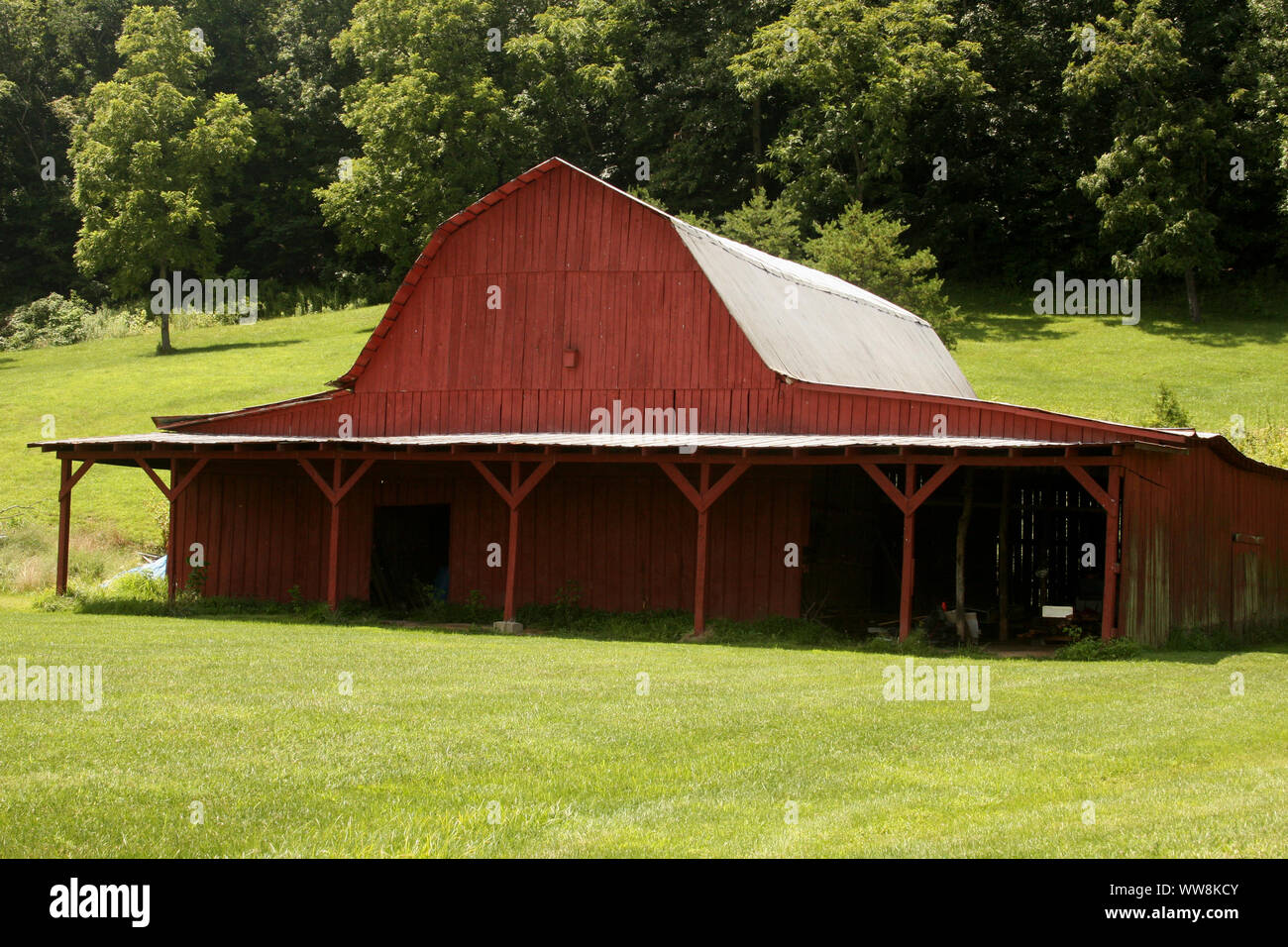Red barn in North Carolina, USA Stock Photo - Alamy