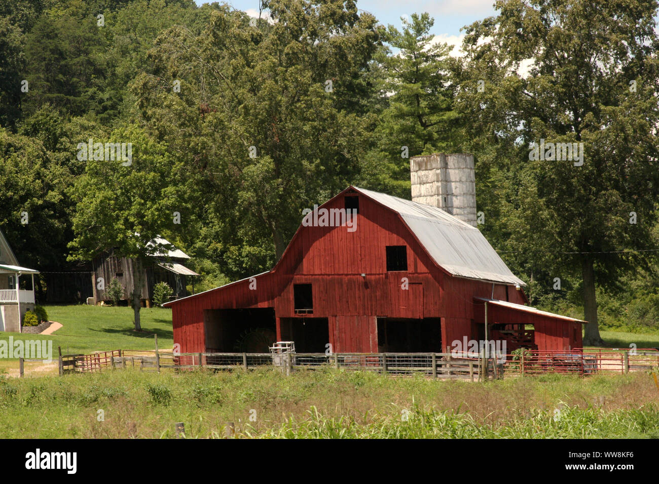 Red barn in North Carolina, USA Stock Photo - Alamy