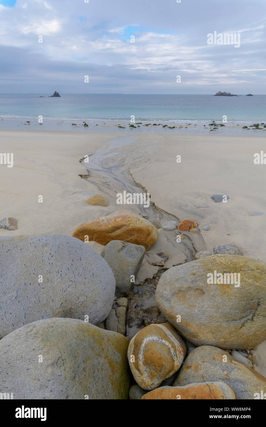 Sandy beach with stones, Plage de Ruscumunoc, Plouarzel, Finistere ...