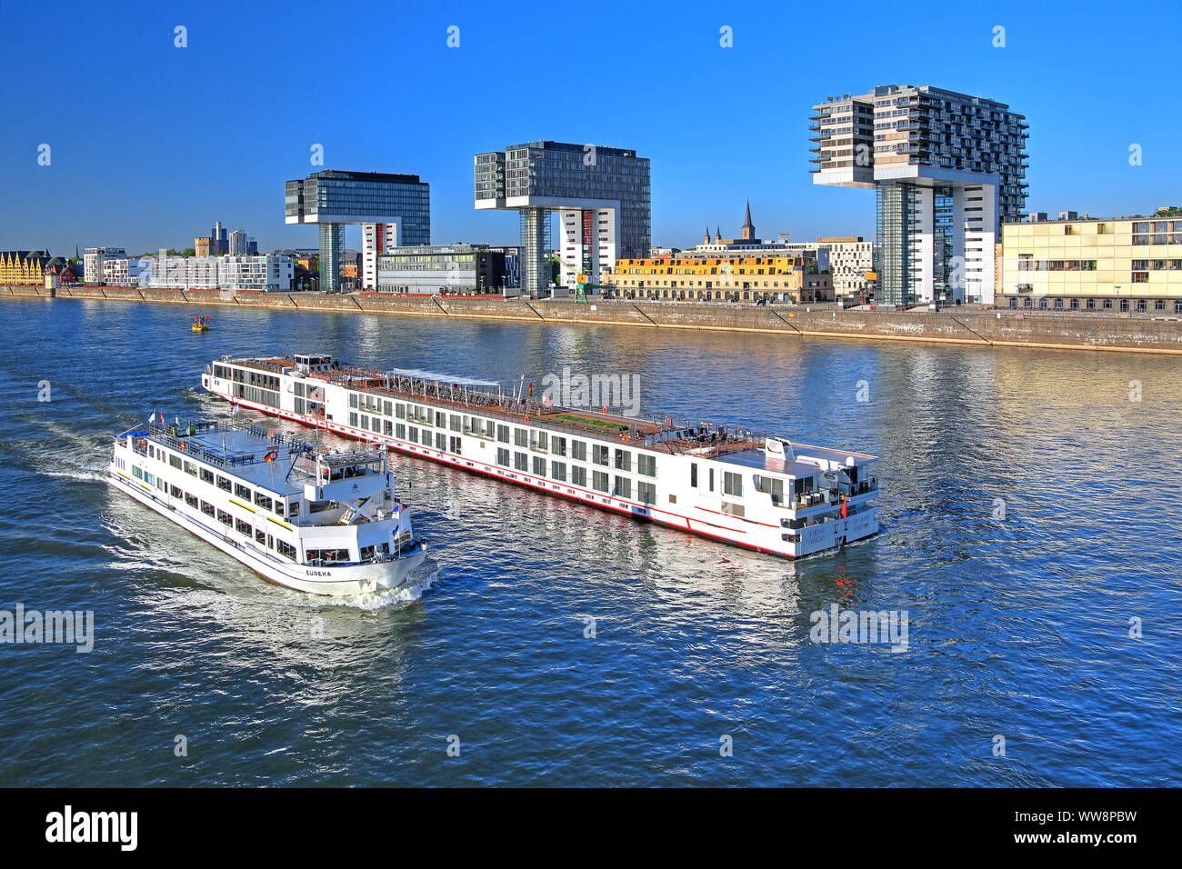 Cruise ship front view hi-res stock photography and images - Alamy