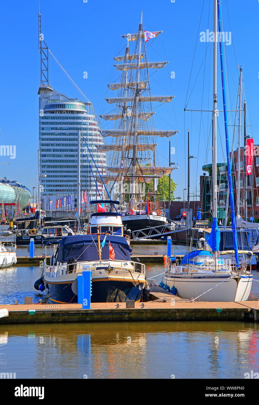 Sailing ship in harbour hi-res stock photography and images - Alamy