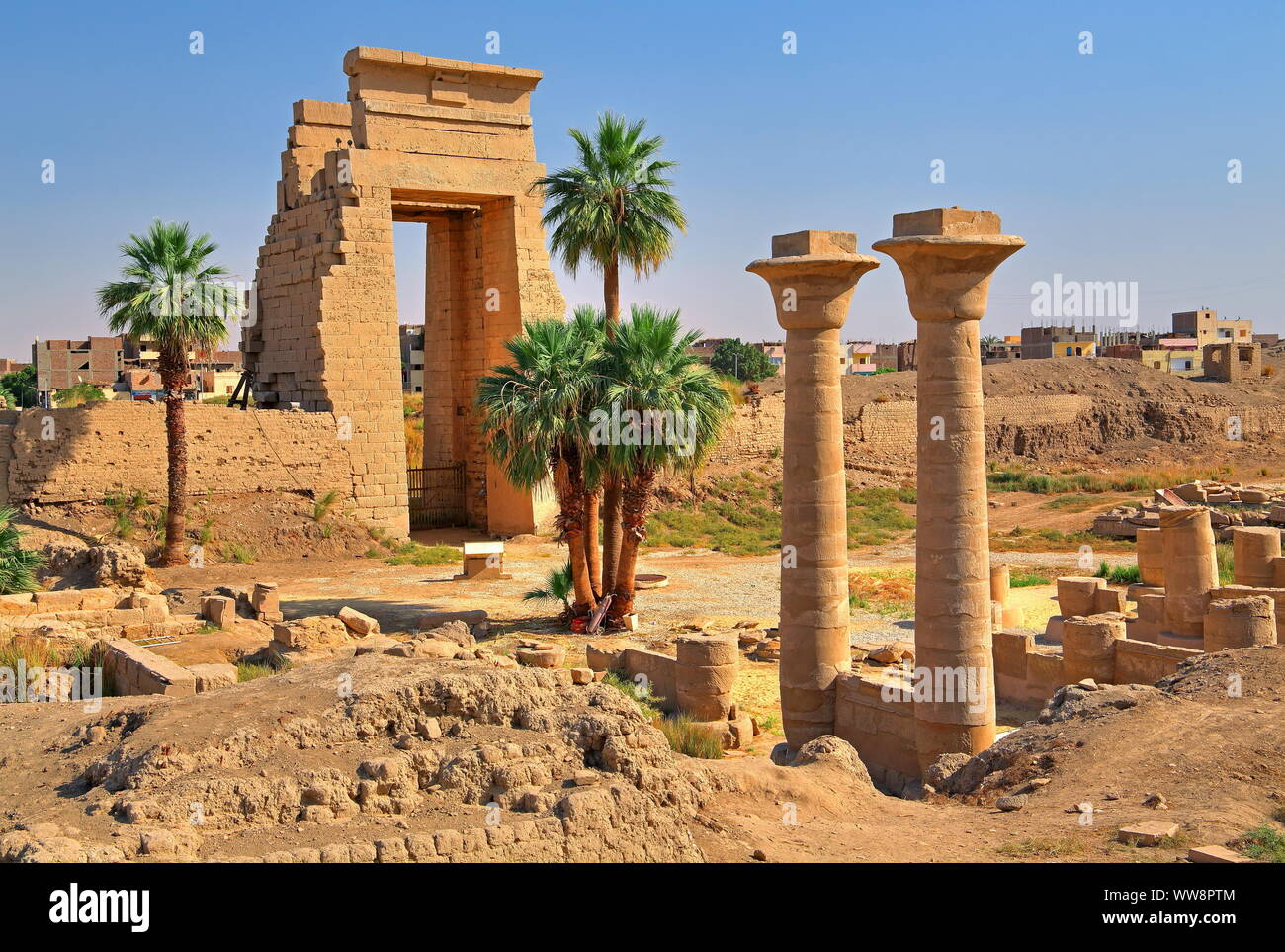 One of the entrance gates of karnak temple hi-res stock photography and ...