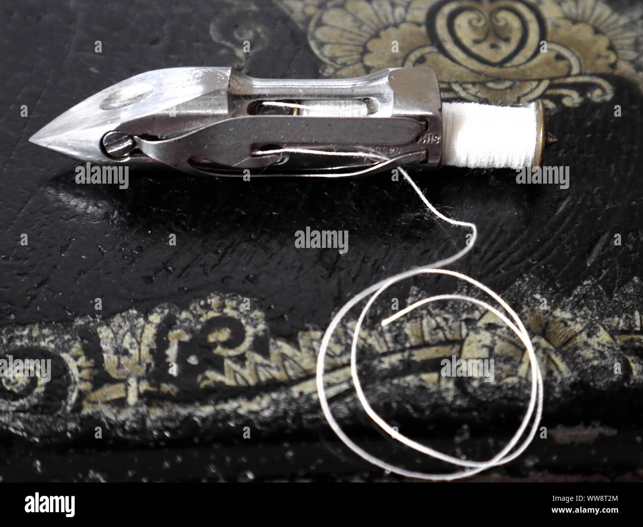 Singer antique sewing machine hi-res stock photography and images - Alamy