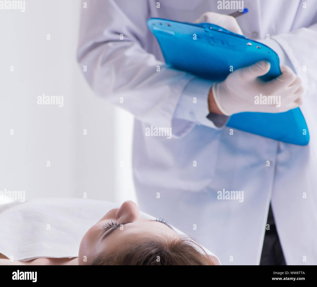 The police coroner examining dead body corpse in morgue Stock Photo - Alamy