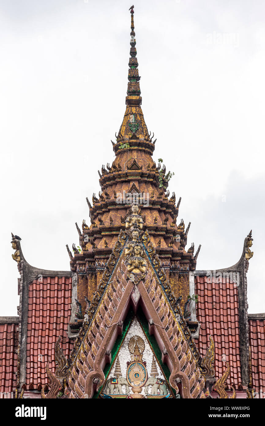 Thai temple art and architecture. Although there are many differences ...