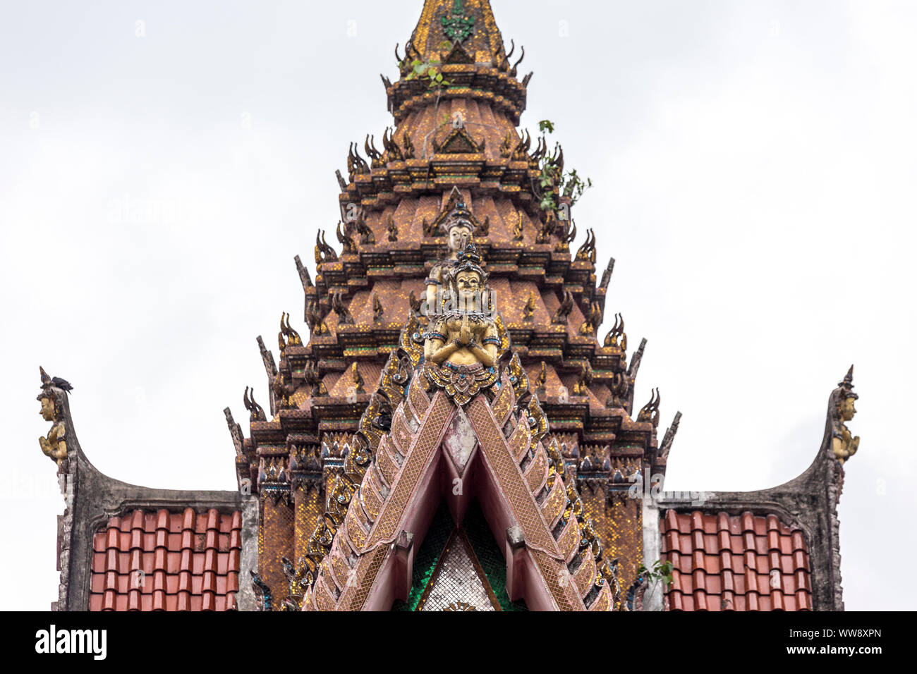 Thai temple art and architecture. Although there are many differences ...