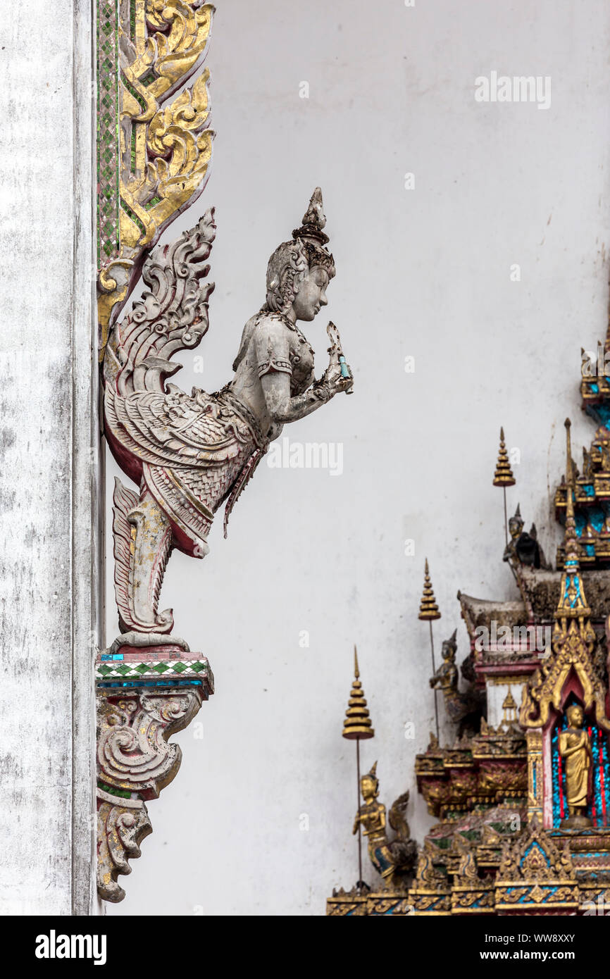 Thai temple art and architecture. Although there are many differences ...