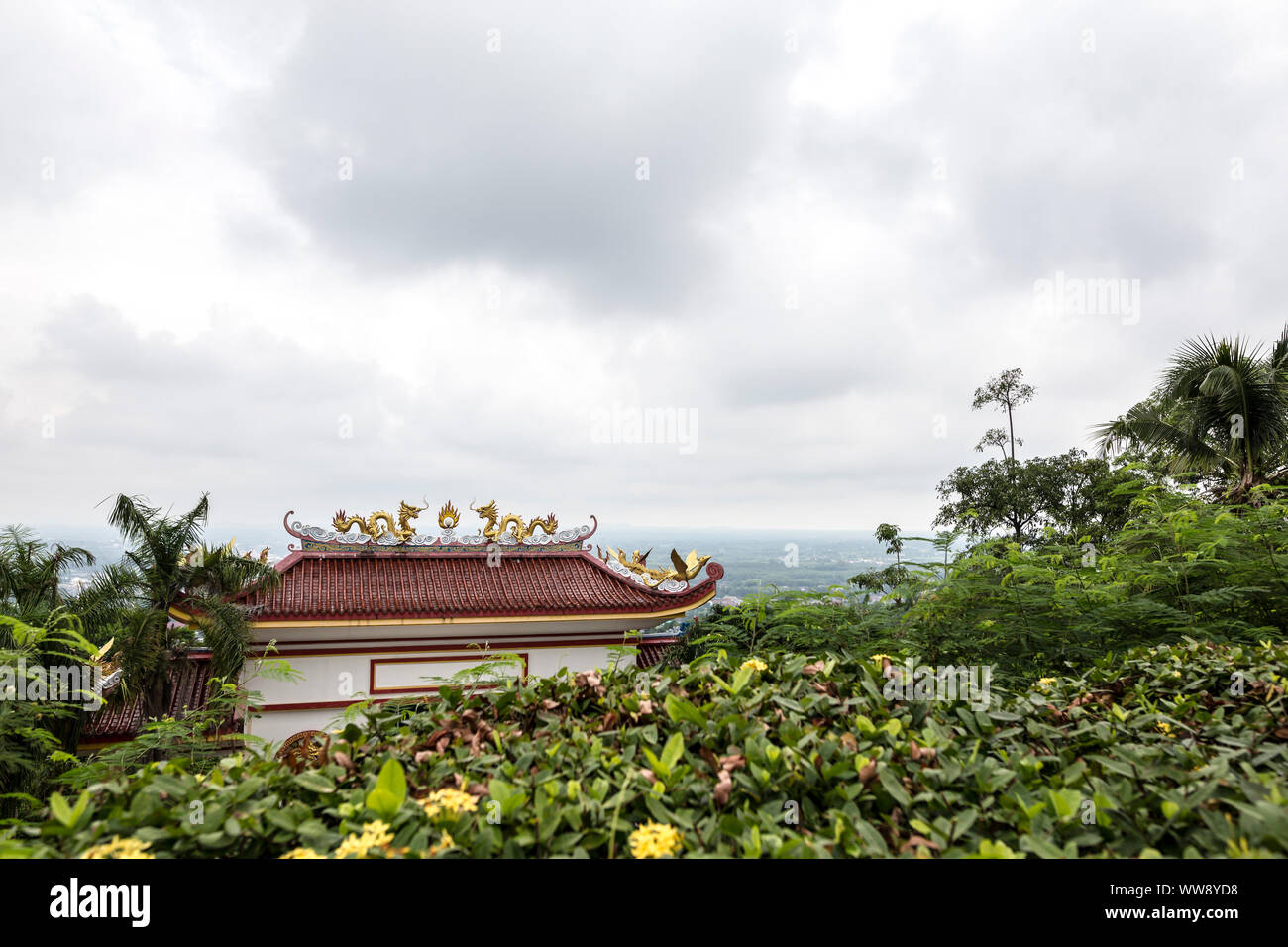 Thai temple art and architecture. Although there are many differences ...
