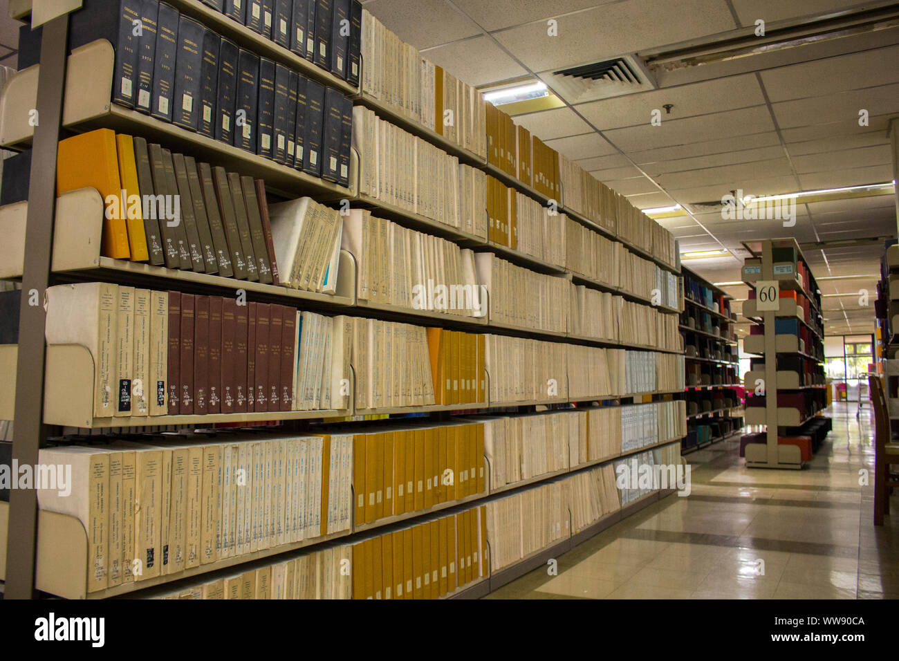 College library reference desk hi-res stock photography and images - Alamy