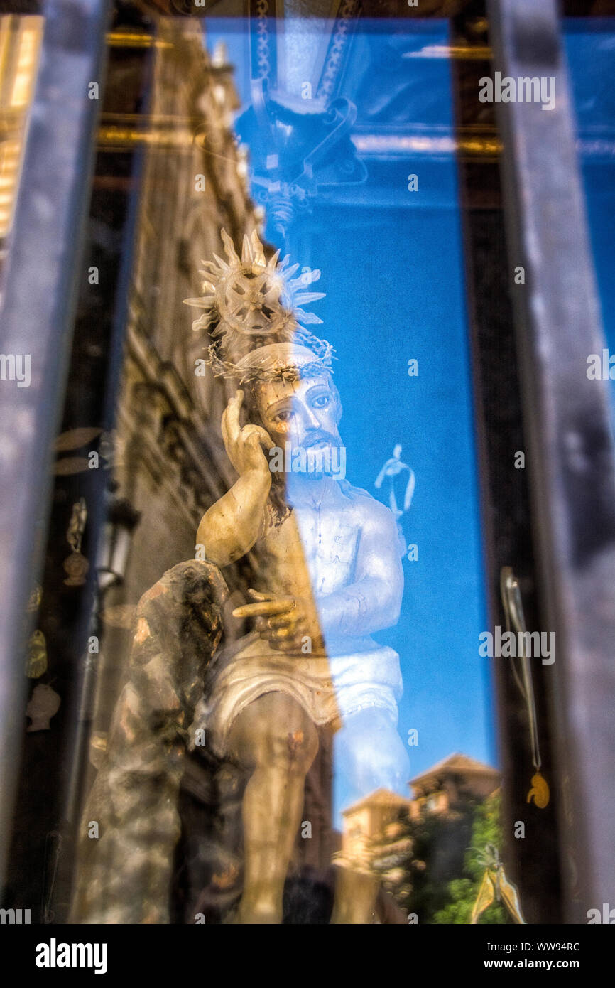 Creative storefront hi-res stock photography and images - Alamy
