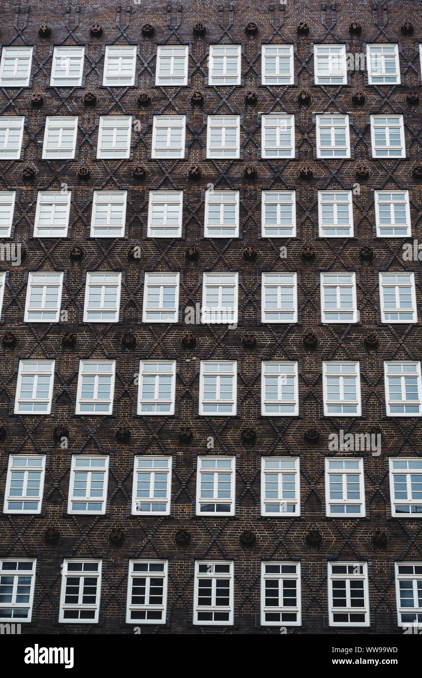 The iconic sweeping black Brick Expressionist design of Chilehaus ...