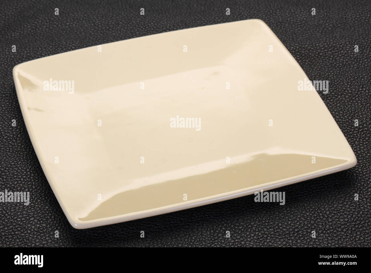 Empty ceramic plate over black background Stock Photo - Alamy