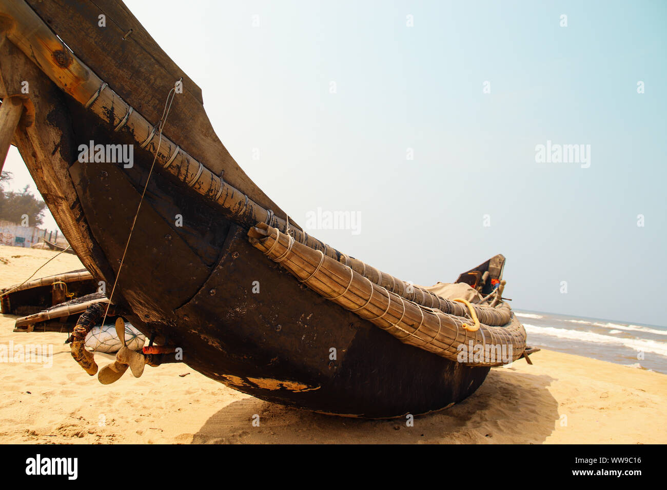 Traditional vietnamese fishing boat hi-res stock photography and images ...