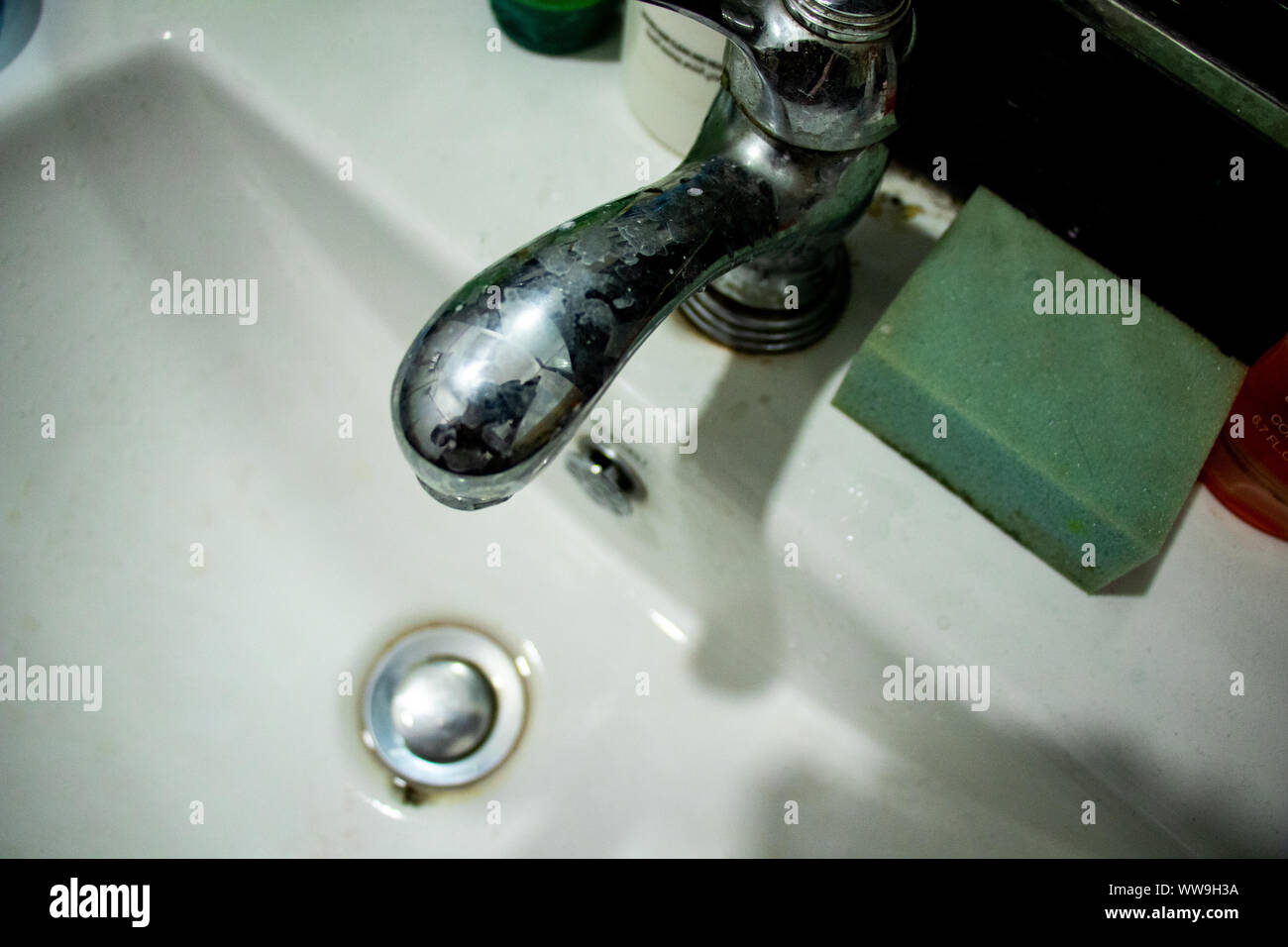 Old sink hi-res stock photography and images - Alamy