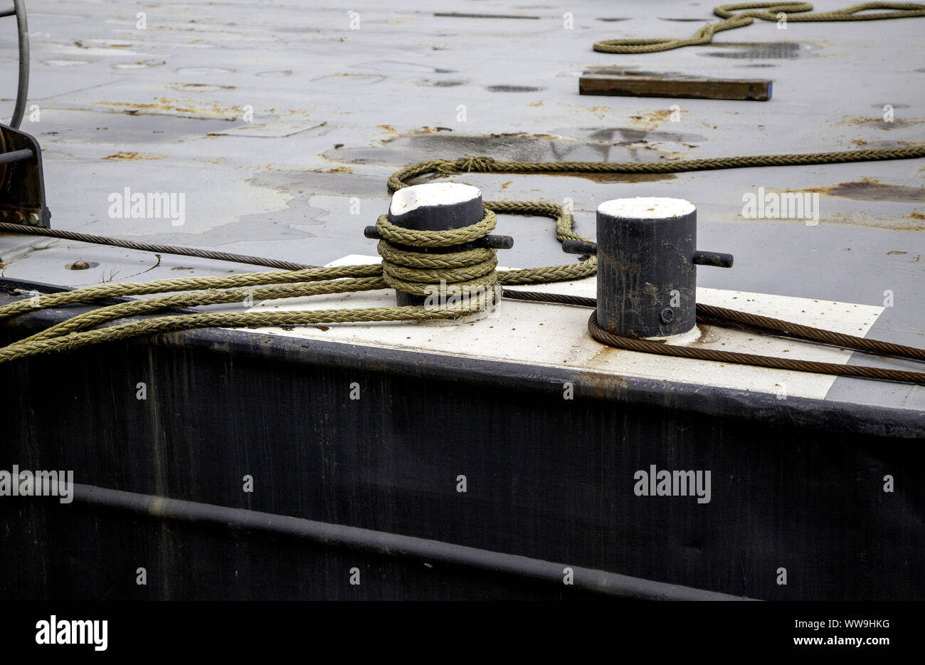 Ropes on a pier, detail of a boat dock, sea transpote Stock Photo - Alamy