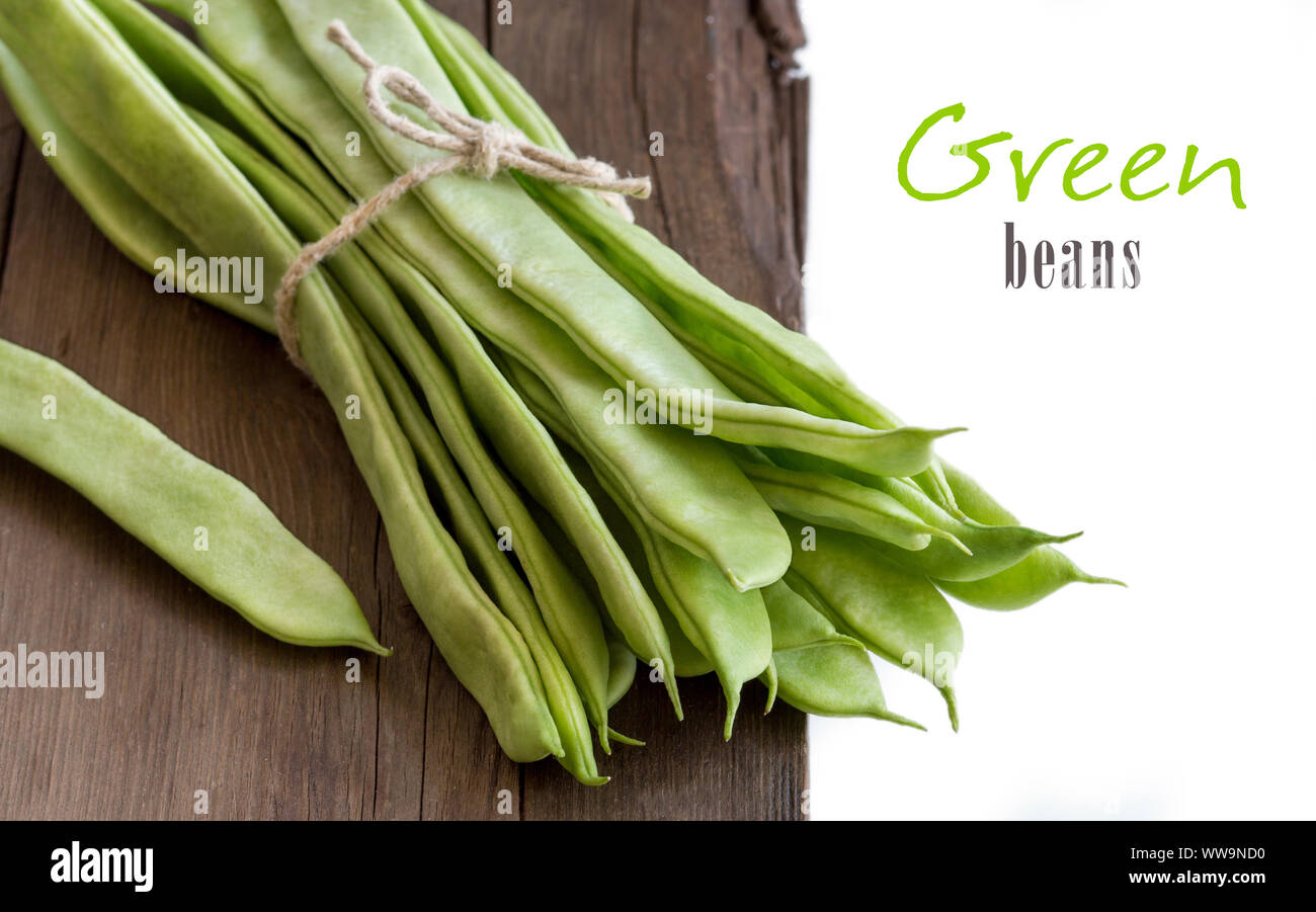 Piattoni green beans on the old wooden table Stock Photo - Alamy