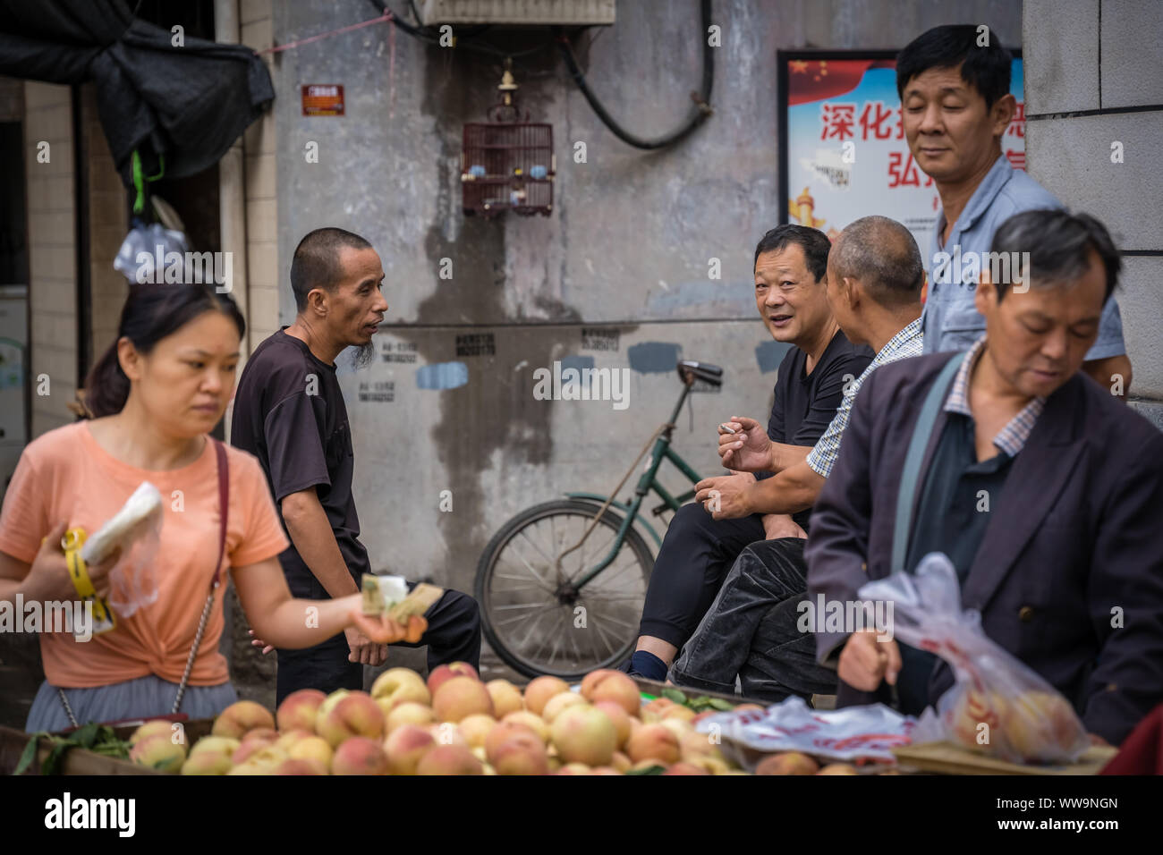 Chinese men chatting street hi-res stock photography and images - Alamy