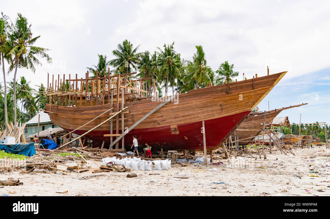 Traditional wooden boat being built at Bira, in South SUlawesi Stock ...
