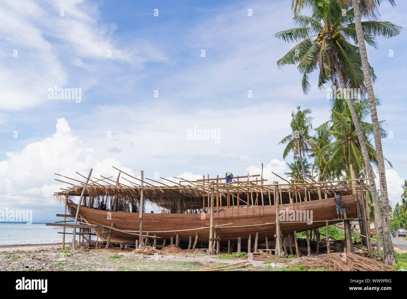 Traditional wooden boat being built at Bira, in South SUlawesi Stock ...