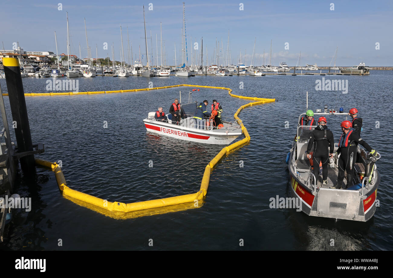 Oil barriers hi-res stock photography and images - Alamy