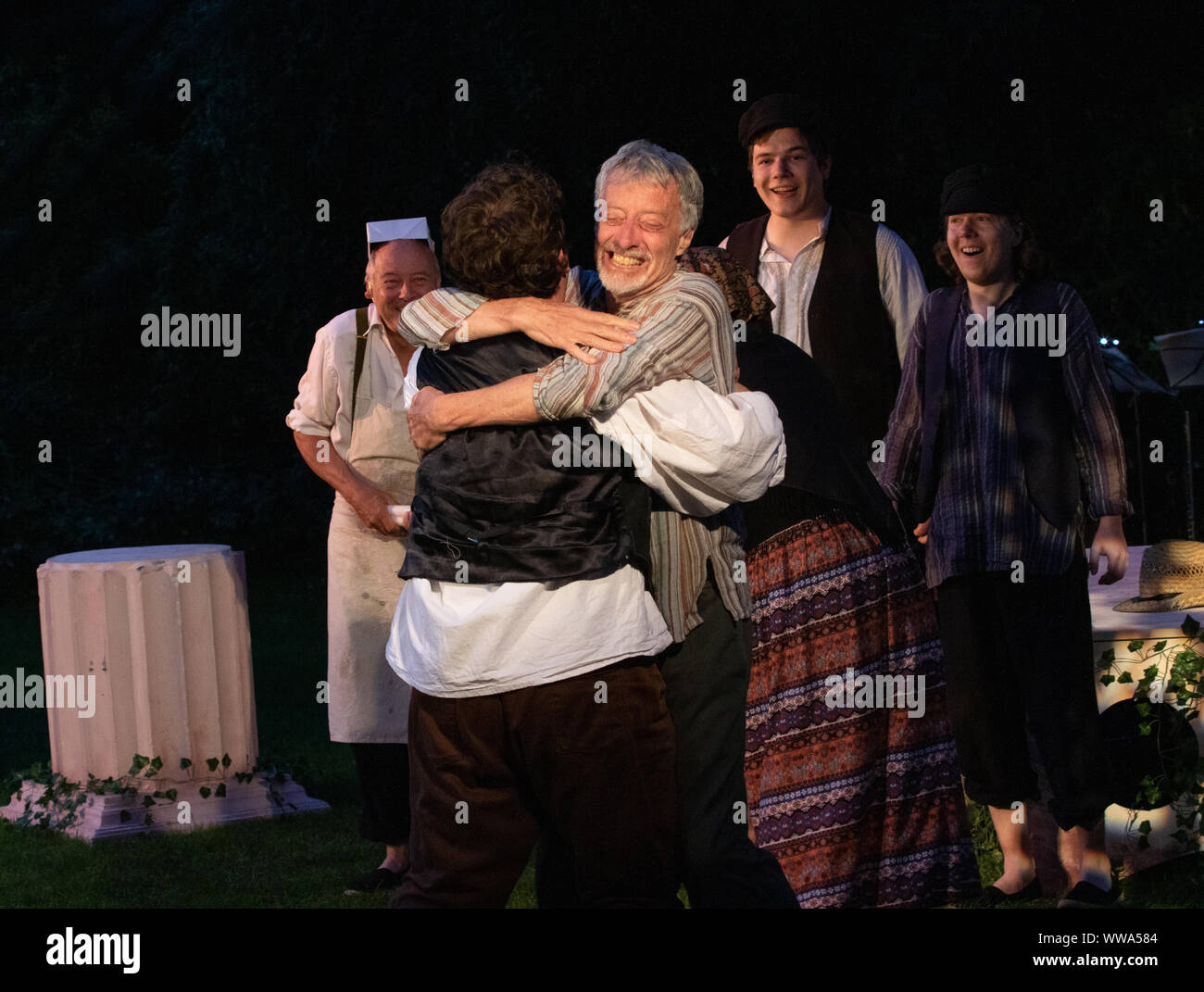 Mechanicals midsummer nights dream hi-res stock photography and images ...
