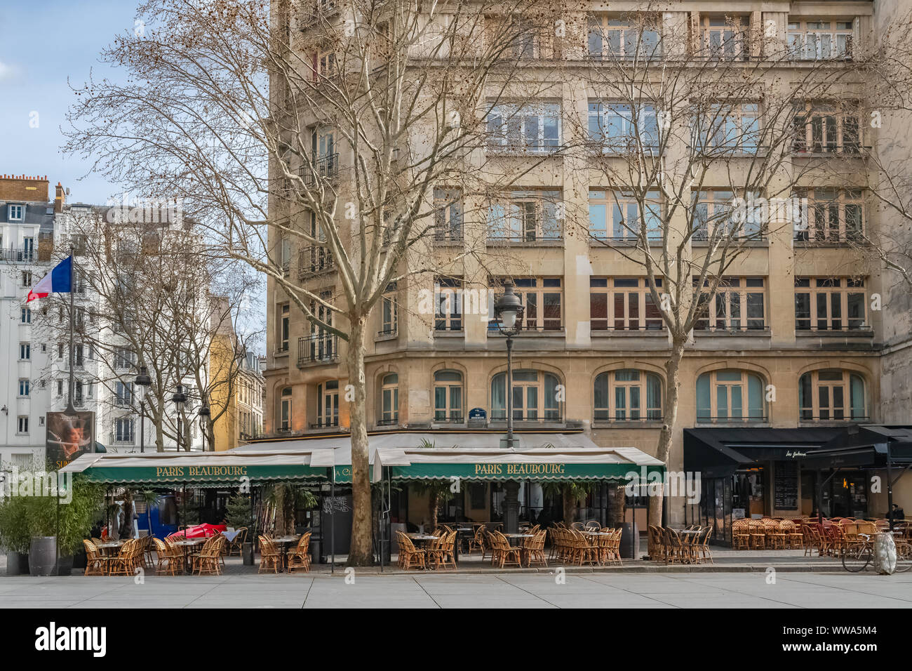 Paris cafe coffee shop facade exterior hi-res stock photography and ...