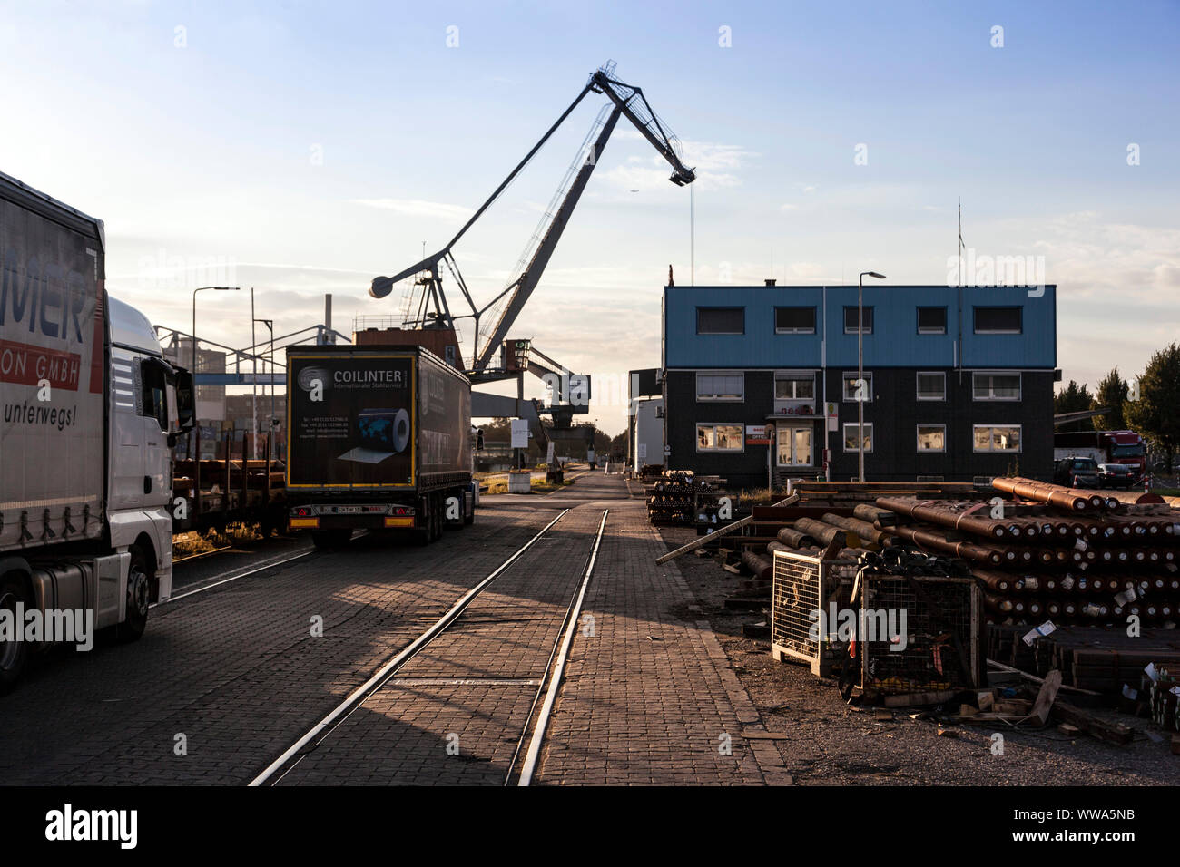 Train loading area hi-res stock photography and images - Alamy