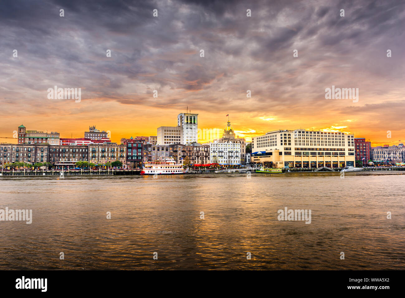 Savannah downtown historic district hi-res stock photography and images ...