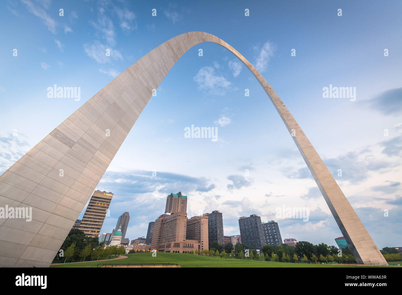 St. Louis, Missouri, USA city skyline and park in the morning Stock ...