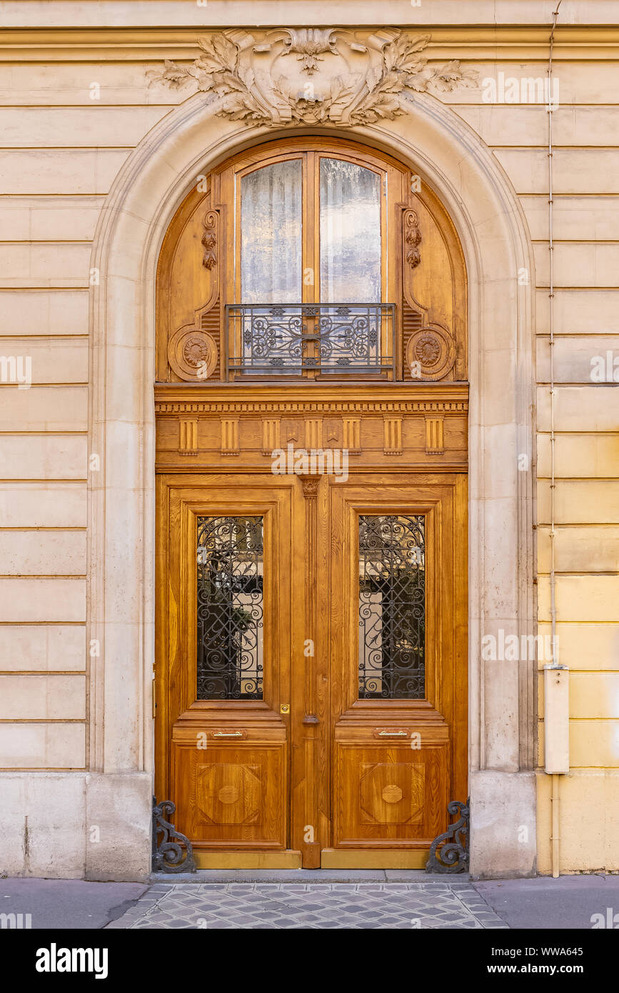 Paris, beautiful wooden door, typical window in the Marais Stock Photo ...