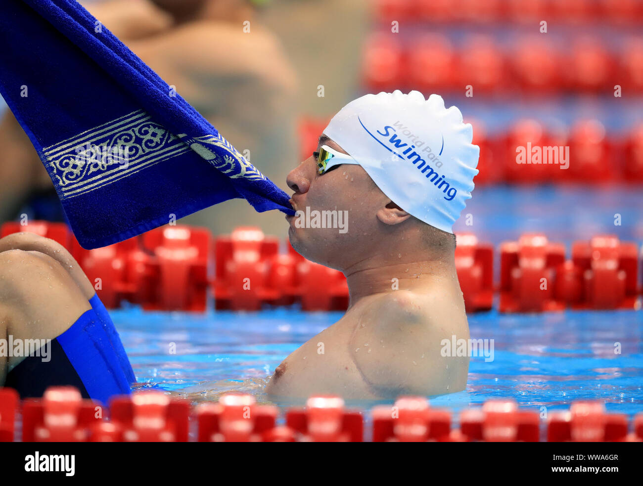 Mens backstroke start hi-res stock photography and images - Alamy