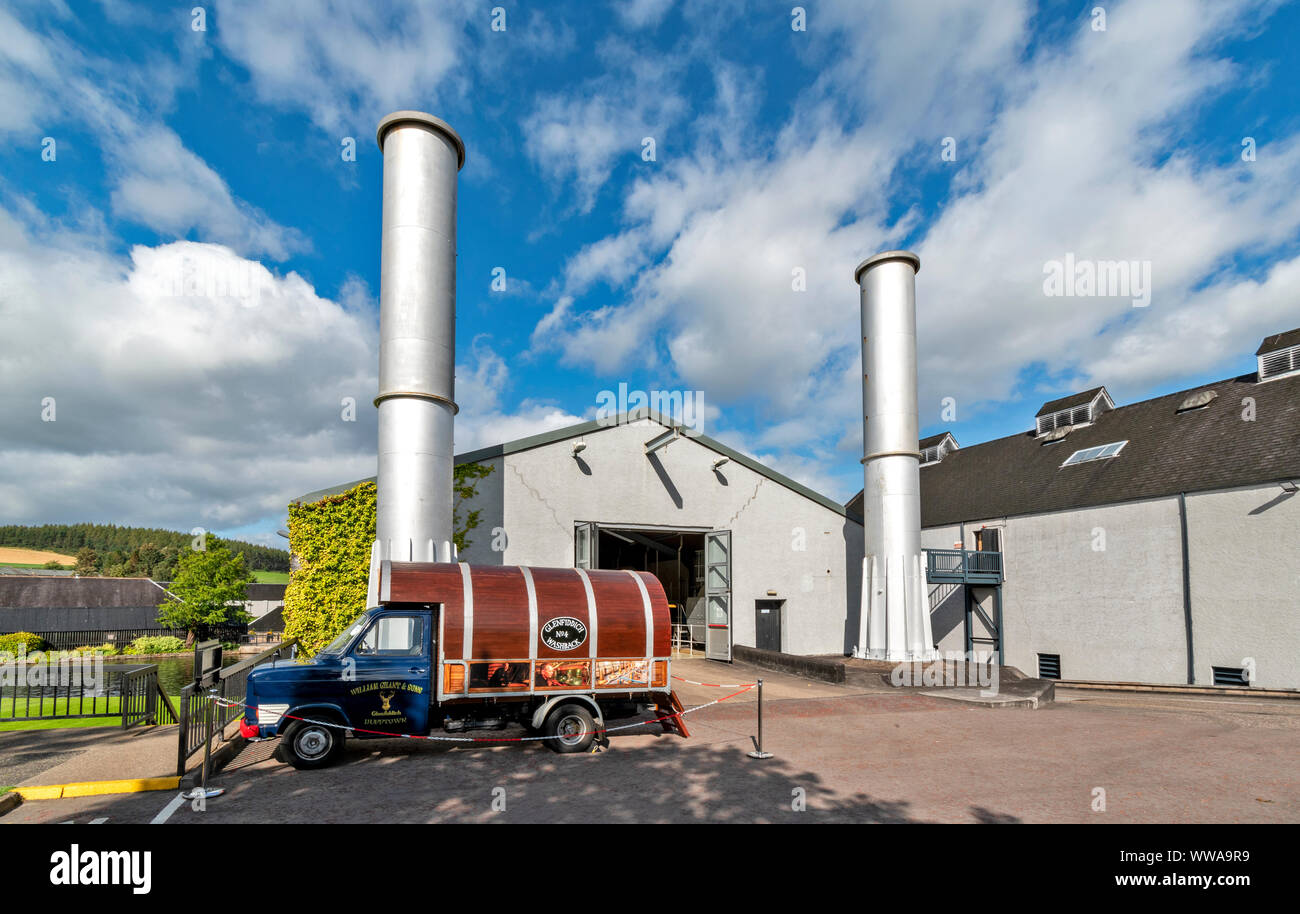 GLENFIDDICH WHISKY DISTILLERY DUFFTOWN MORAY SCOTLAND GLENFIDDICH ...