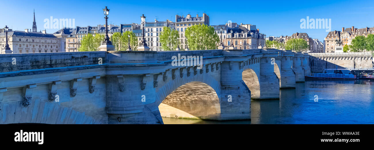 Paris, view of the Pont-Neuf and the ile de la Cité, traditional ...