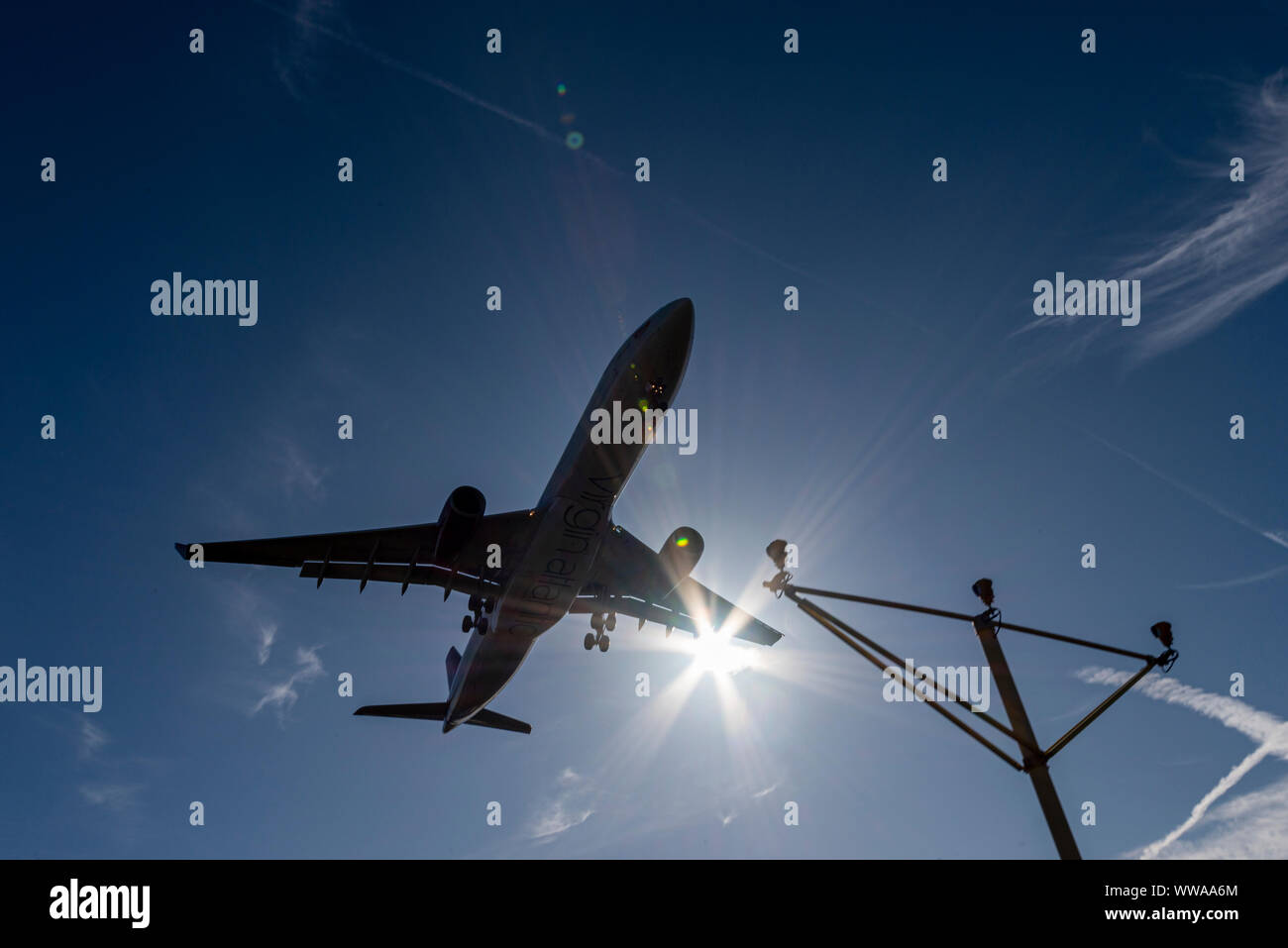 Airborne approach flying hi-res stock photography and images - Alamy