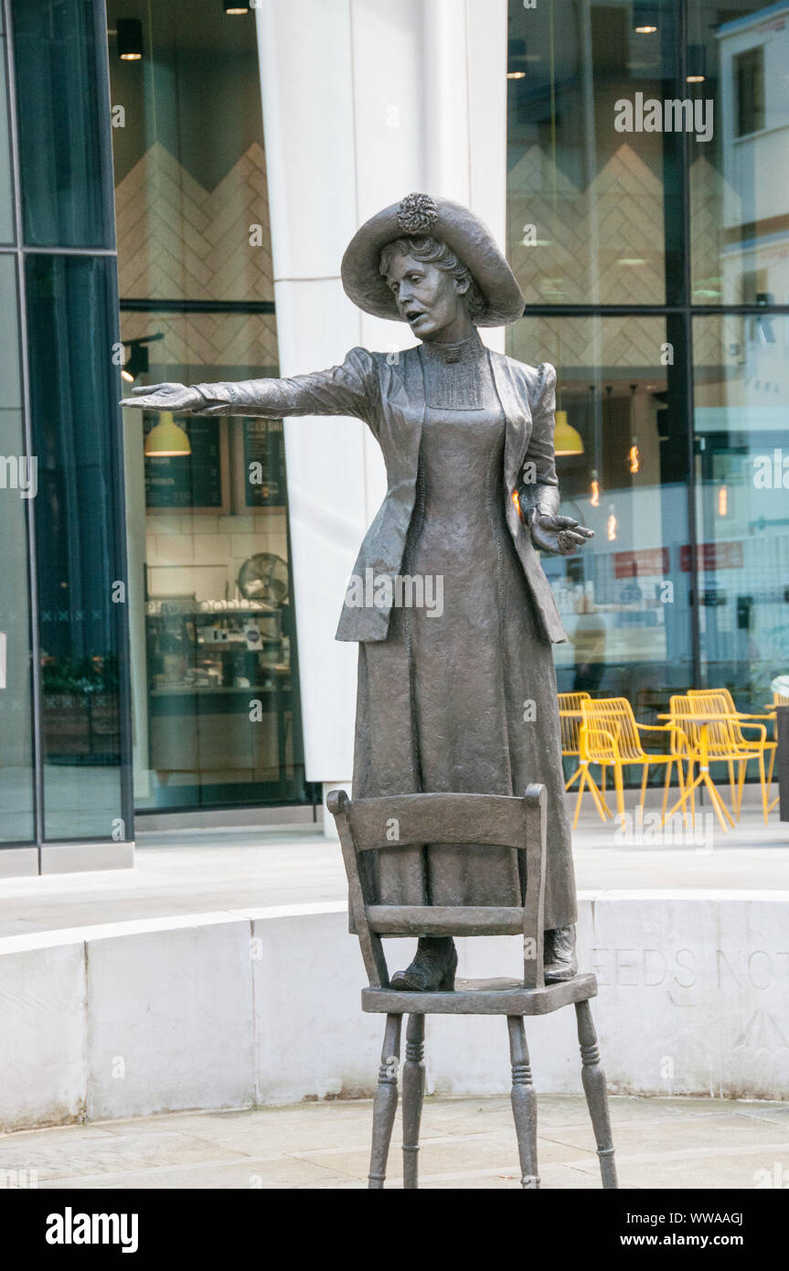 Emmeline pankhurst in manchester city centre hi-res stock photography ...
