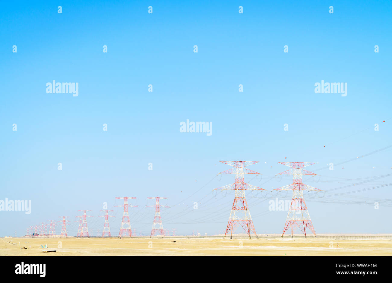 Overhead transmission lines hi-res stock photography and images - Alamy