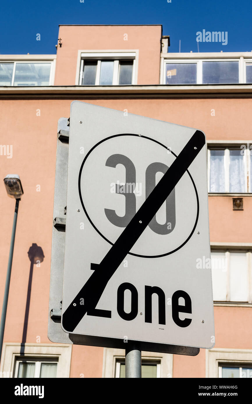 30 kph sign hi-res stock photography and images - Alamy