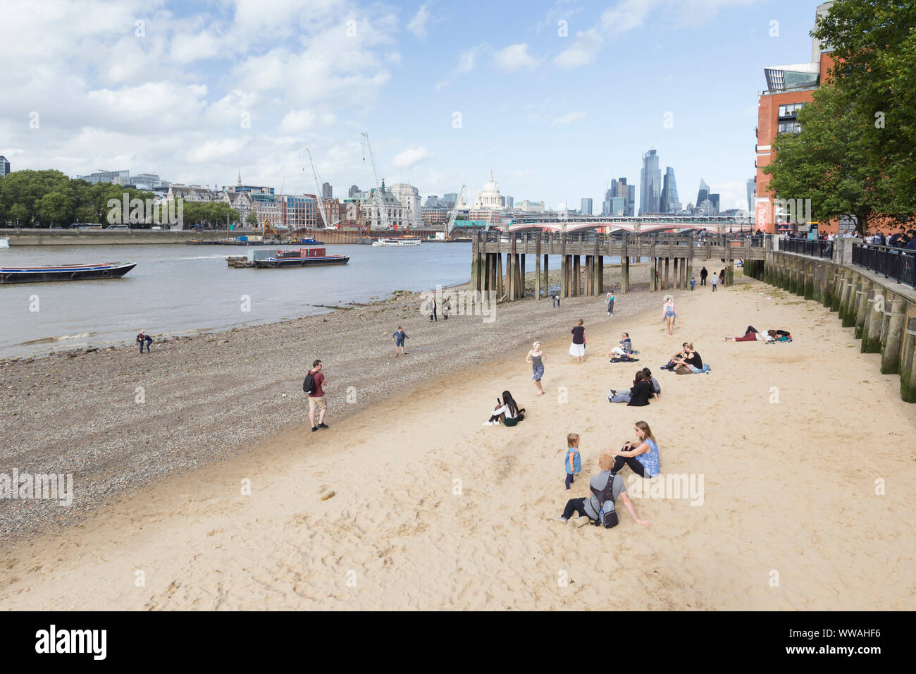 London thames beach people hi-res stock photography and images - Alamy