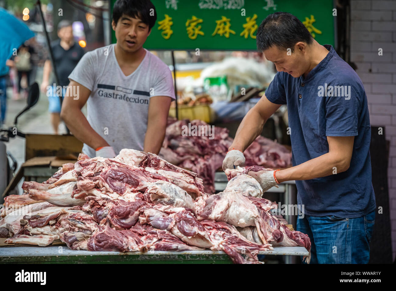Butcher cutting beef carcass hi-res stock photography and images - Alamy