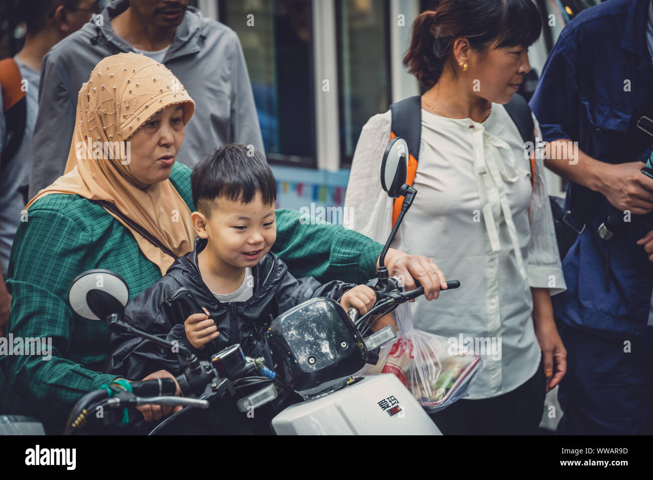 Chinese muslim family hi-res stock photography and images - Alamy