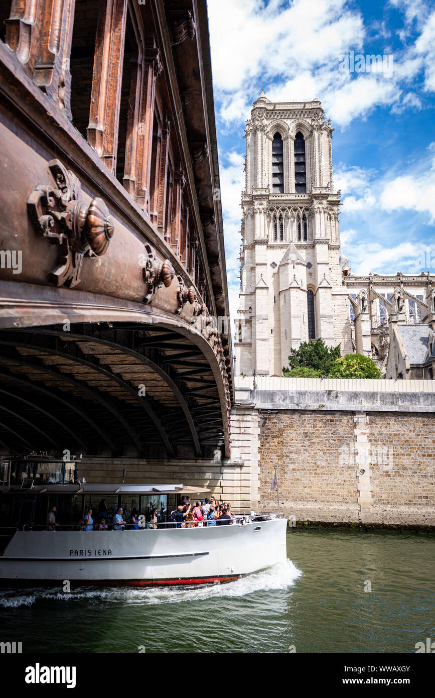 Seine water taxi hi-res stock photography and images - Alamy