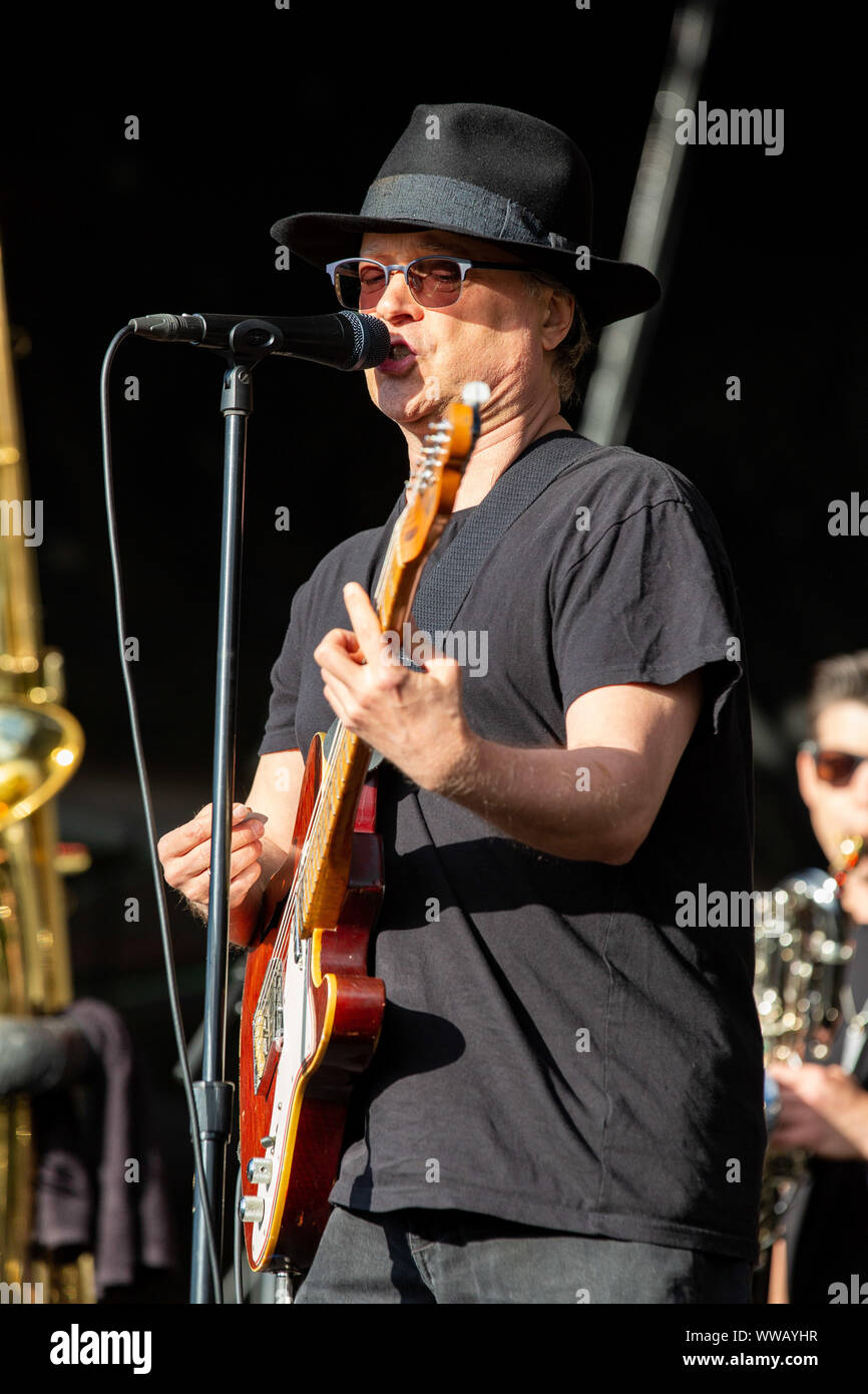 Violent femmes hi-res stock photography and images - Alamy