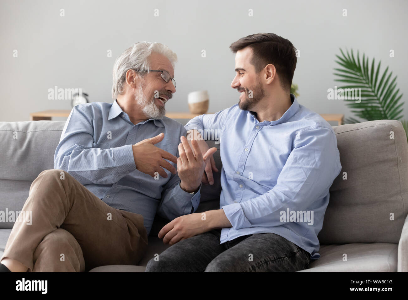 Family discussion living room hi-res stock photography and images - Alamy