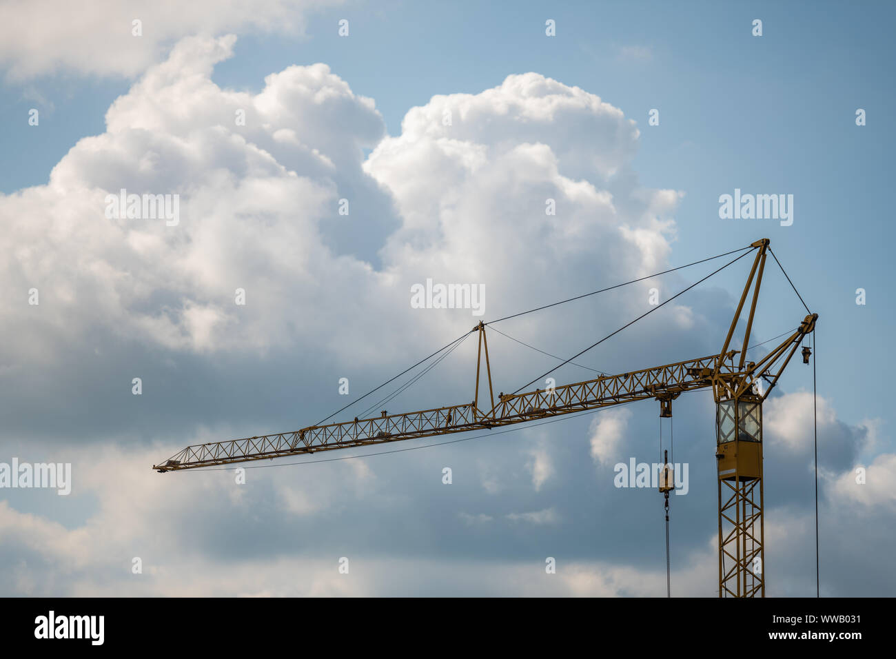 Lifting heavy loads hi-res stock photography and images - Alamy