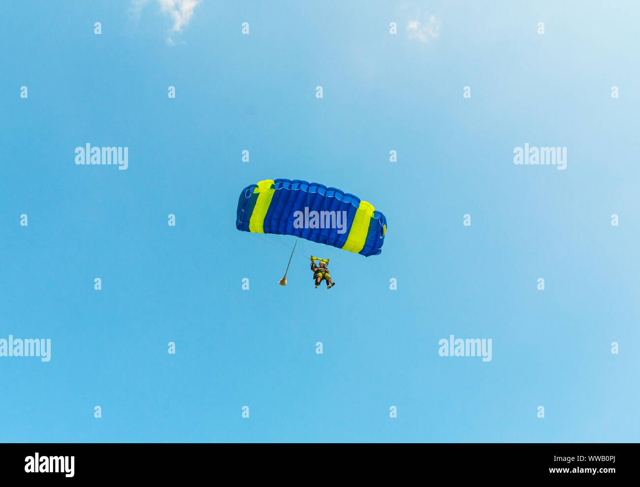 Couple tandem skydiving hi-res stock photography and images - Alamy