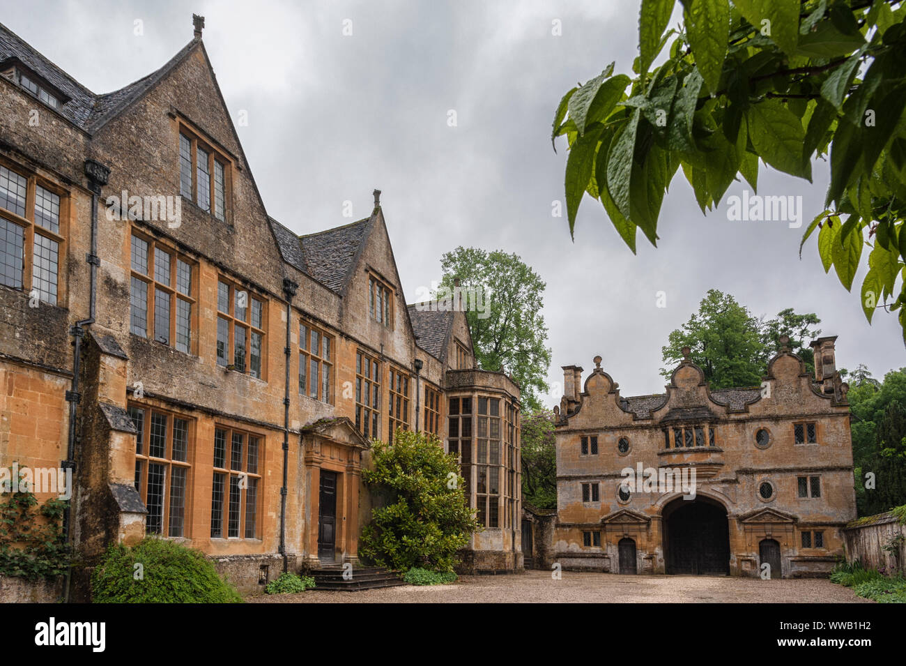 Jacobean manor houses cotswolds hi-res stock photography and images - Alamy